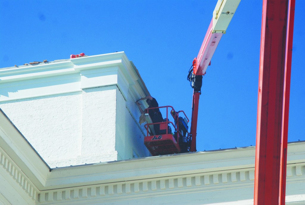 Crews working on courthouse roof - Winchester Sun | Winchester Sun