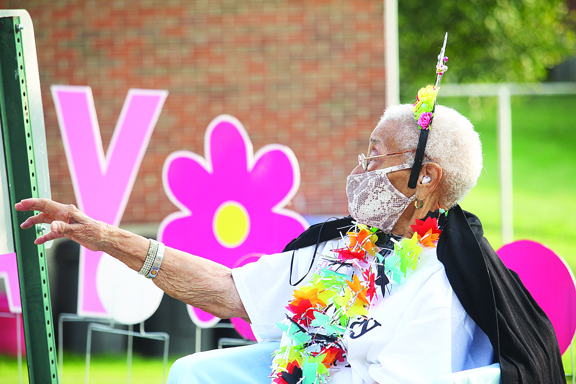 Ruth Taylor celebrates 100th birthday with 100-car parade | Winchester Sun