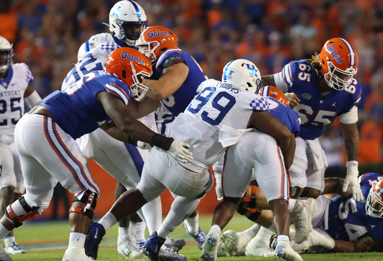 UK defensive coordinator expects the world of lineman Josaih Hayes ...