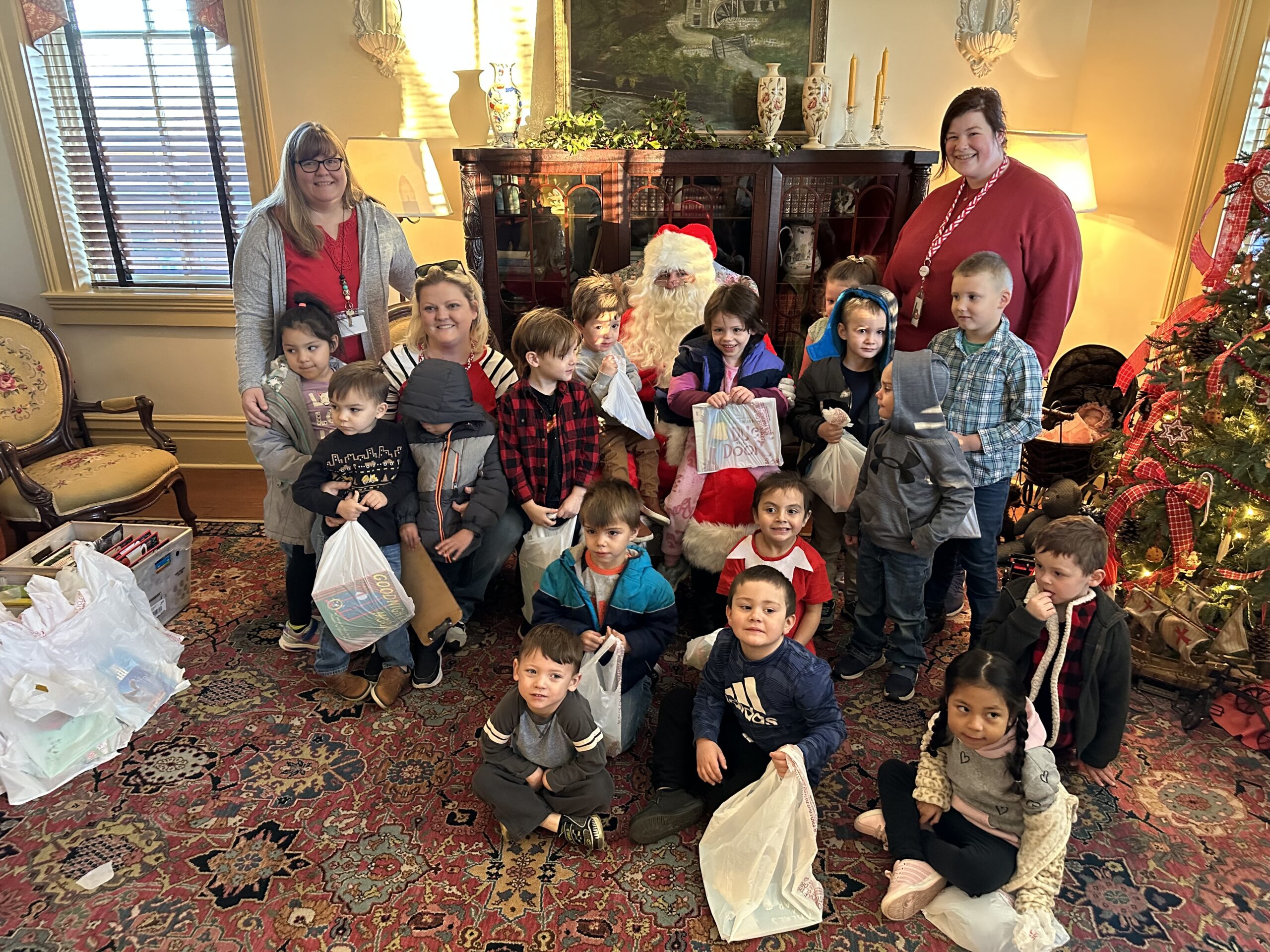 Santa Claus comes to Holly Rood - Winchester Sun | Winchester Sun